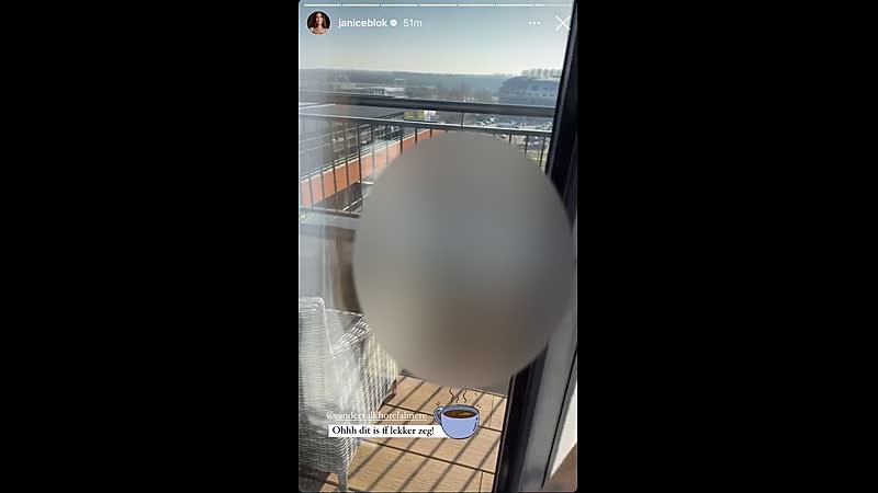 Expliciet foutje: Janice Blok filmt een glazen deur maar vergeet even ...