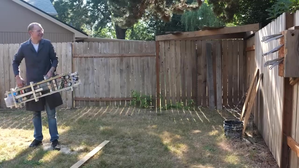 Hobby Bob bouwt een messenwerpmachine die 10 messen achter elkaar kan ...