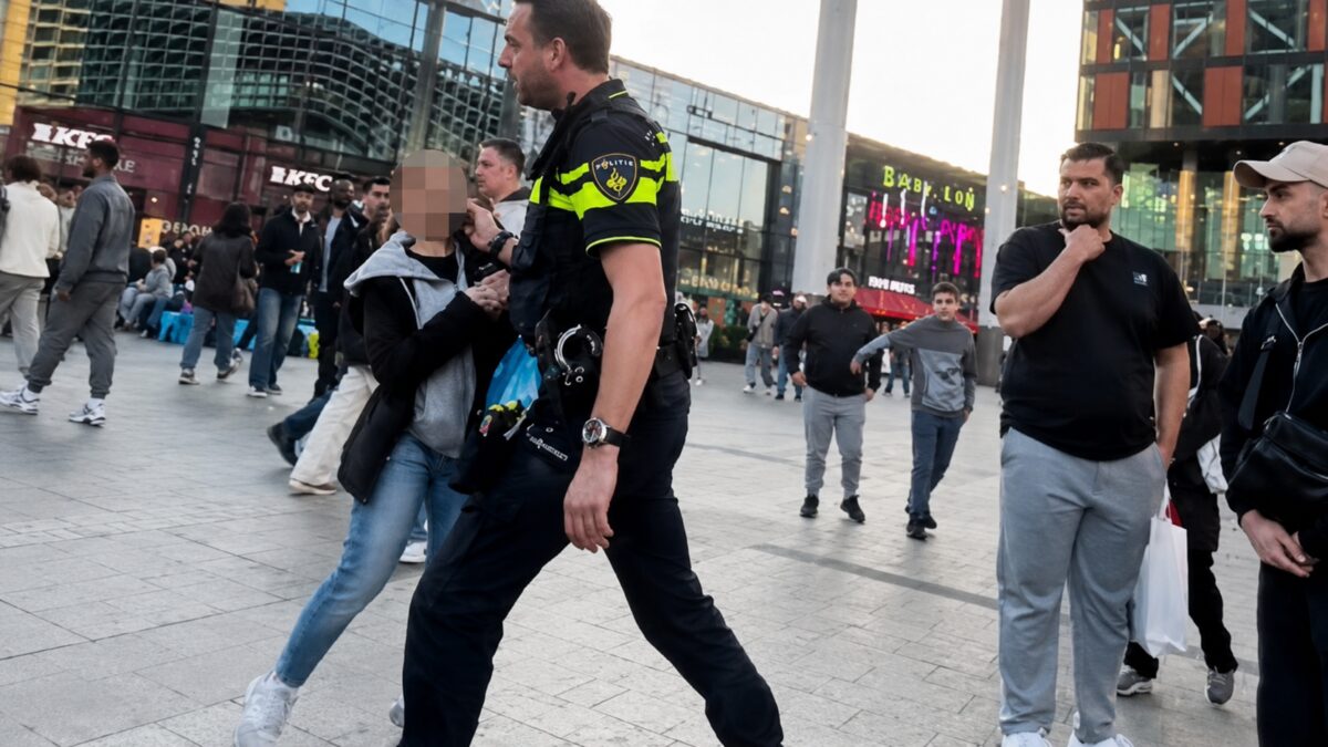 Vervelende koter wil niet luisteren, agent deelt enkeltje asfalt uit