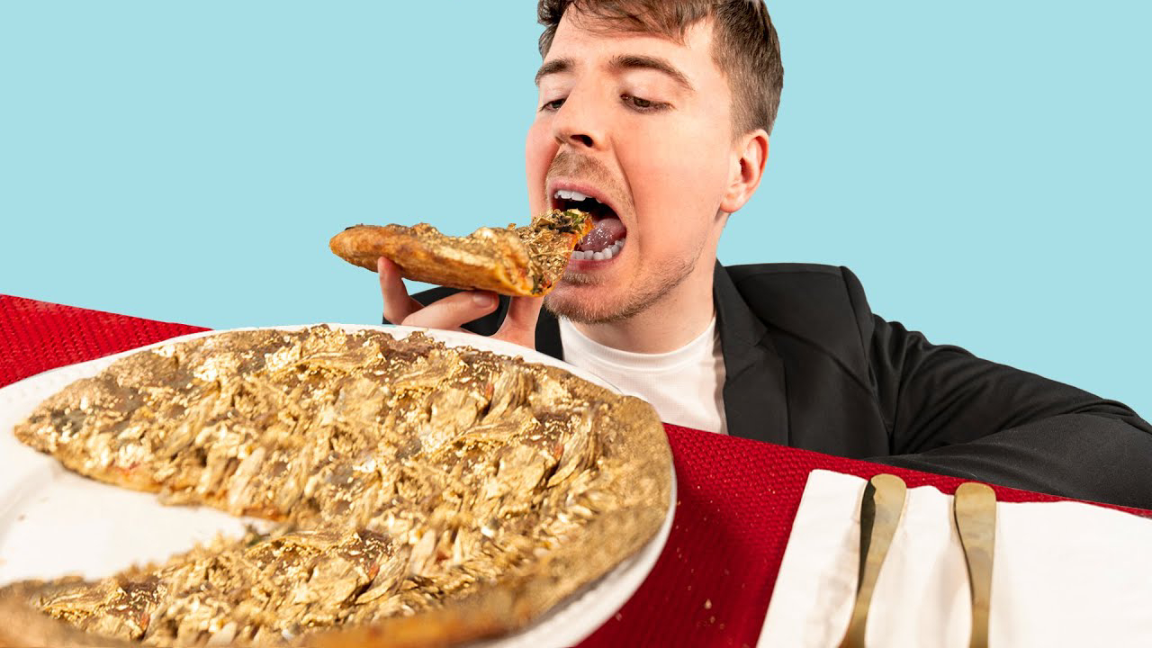YouTuber MrBeast en zijn vriendjes schuiven even een gouden pizza van ...